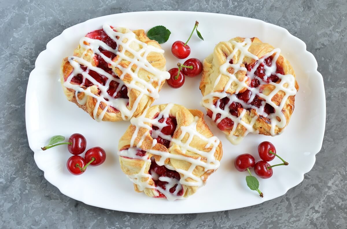 Easy Cherry Turnovers with Puff Pastry Recipe - Easy Step-by-Step Guide ...