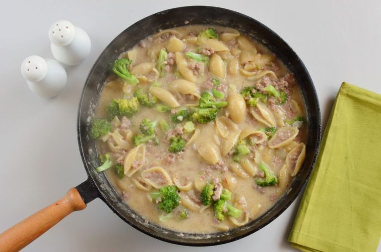 Cheesy Beef and Broccoli Pasta Recipe - Cook.me Recipes